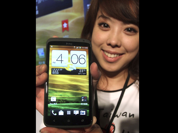 Taiwan's HTC unveils new phones with powerful camera | Inquirer Technology