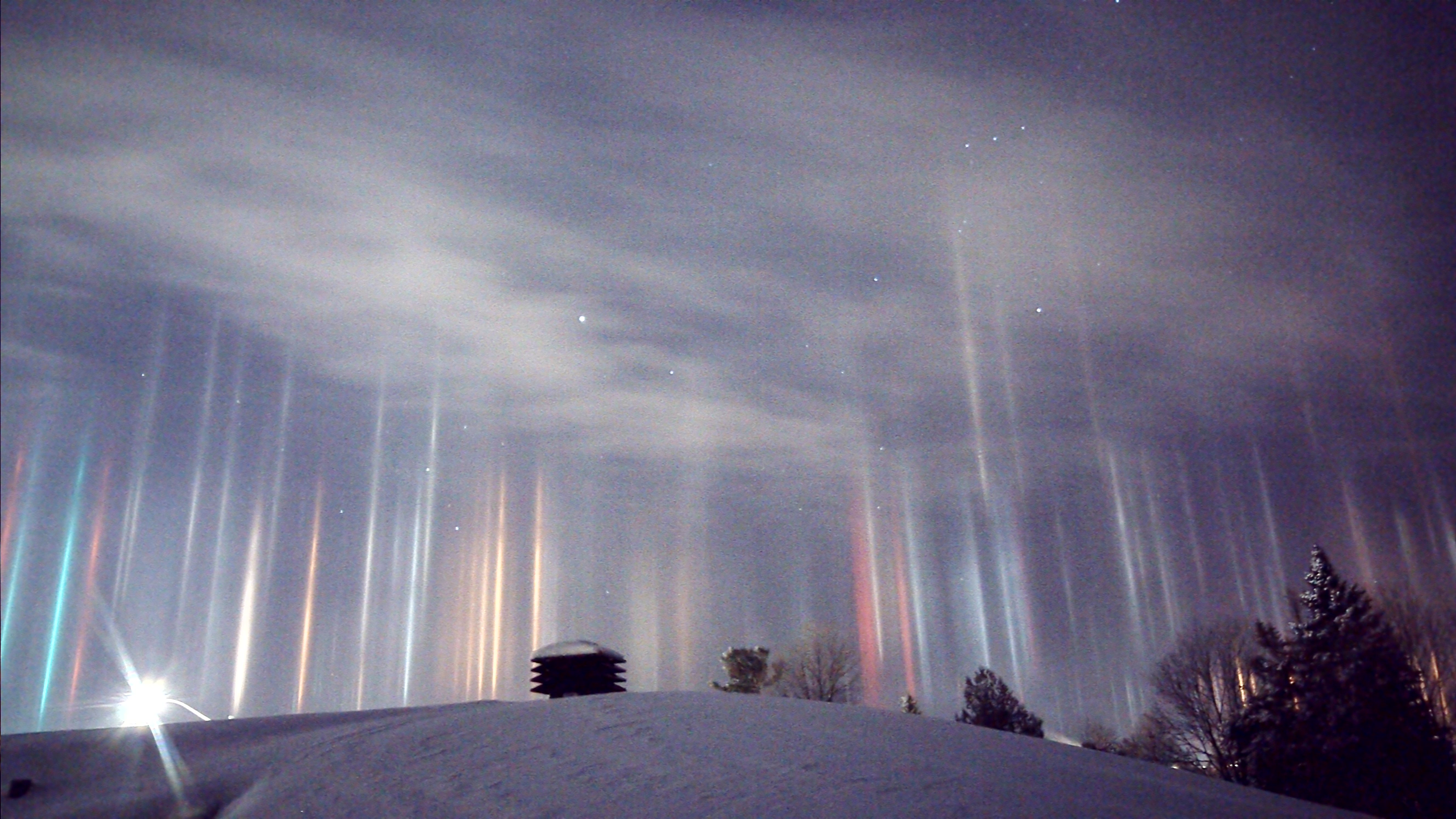 Light Pillars Phenomenon In Canada Captured On Camera Inquirer Light Pillars Phenomenon In Canada Captured On Camera Inquirer