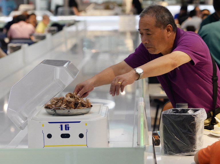 Chip labor: Robots replace waiters in China restaurant | Inquirer ...