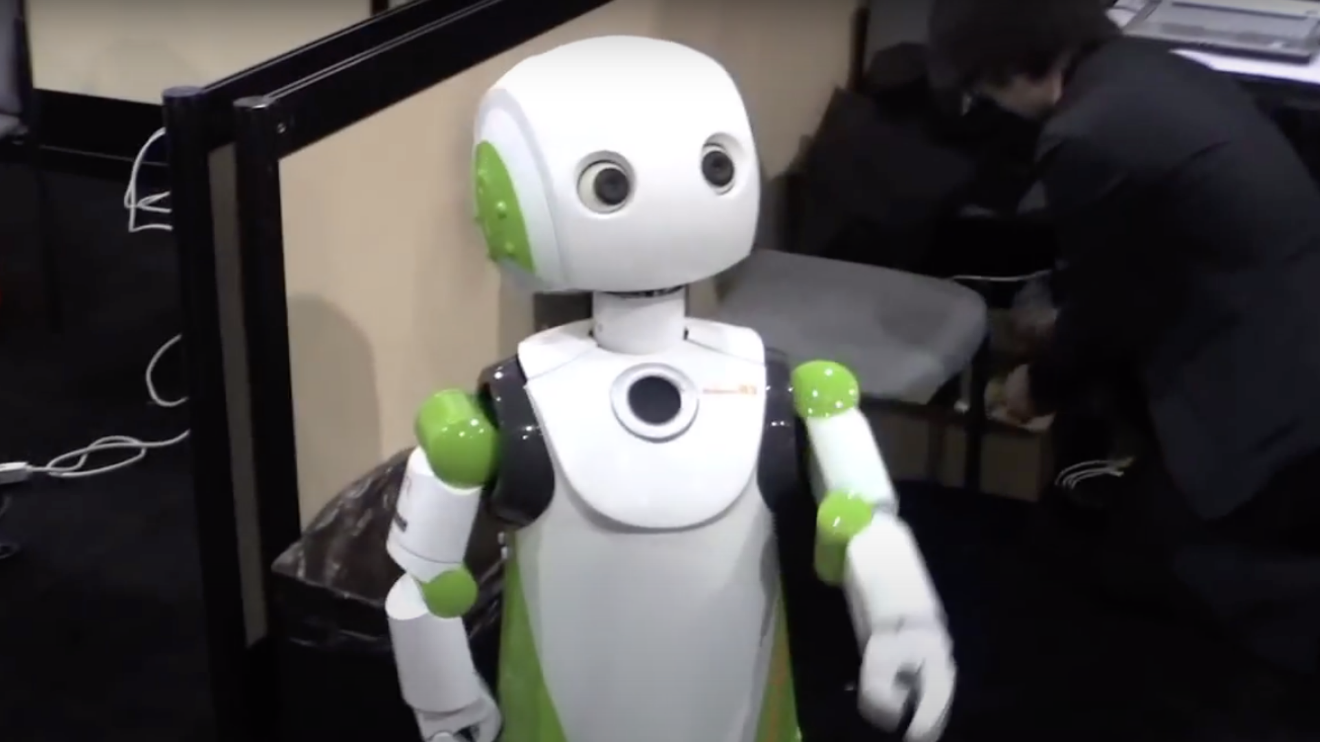 Robot reminds Japan shoppers to wear masks | Inquirer Technology