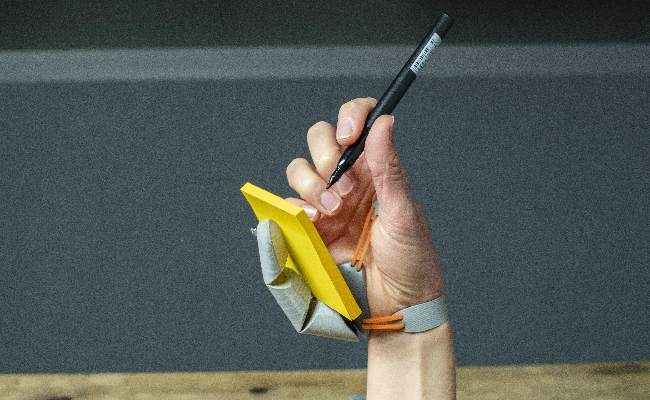 Study experiments with sixth finger prosthetic | Inquirer Technology